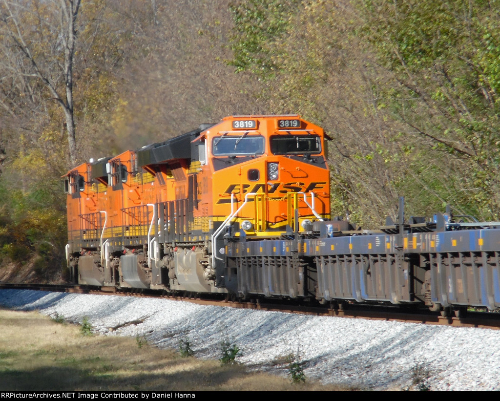 BNSF ET44C4 trailing on NS 25Q